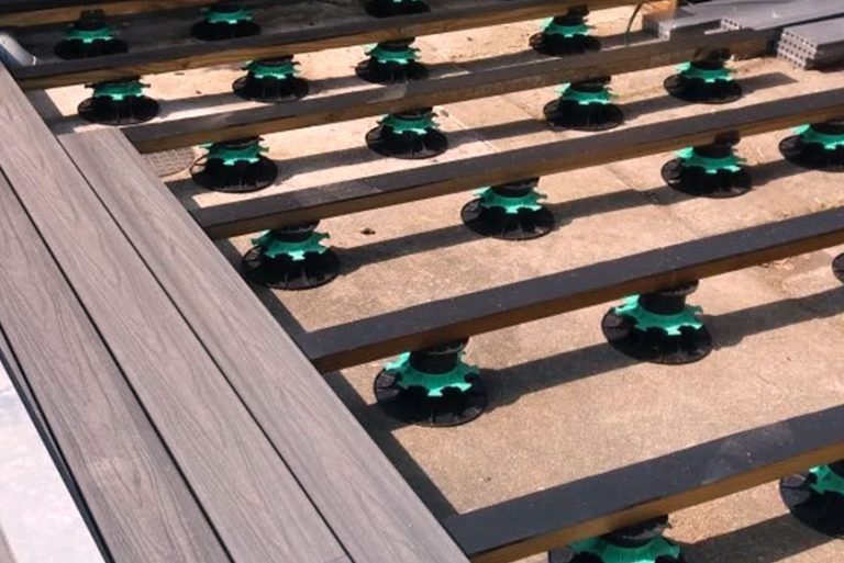 Terrasse composite sur plot : le guide - Design en ville